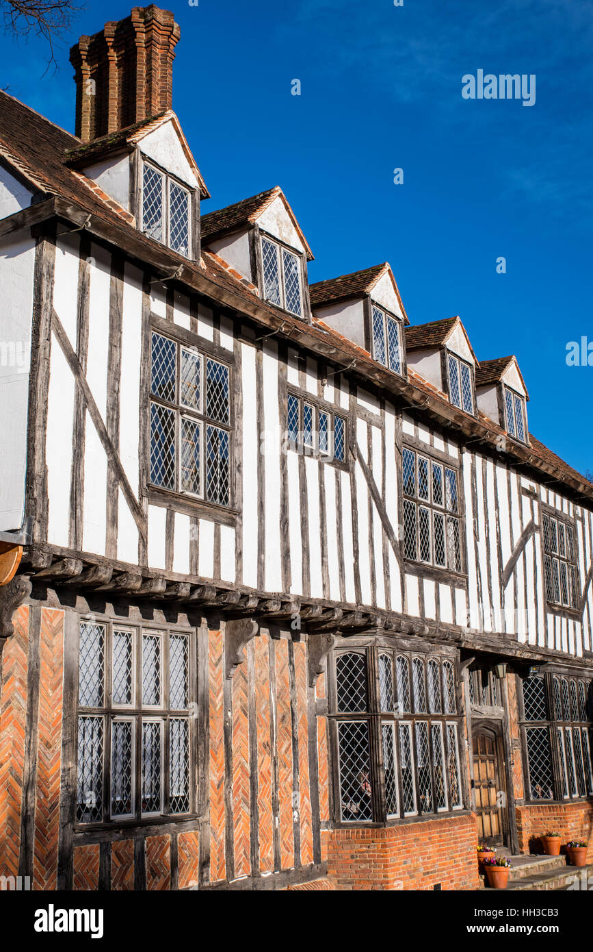 Timber framed tudor style building in town hi-res stock photography and ...