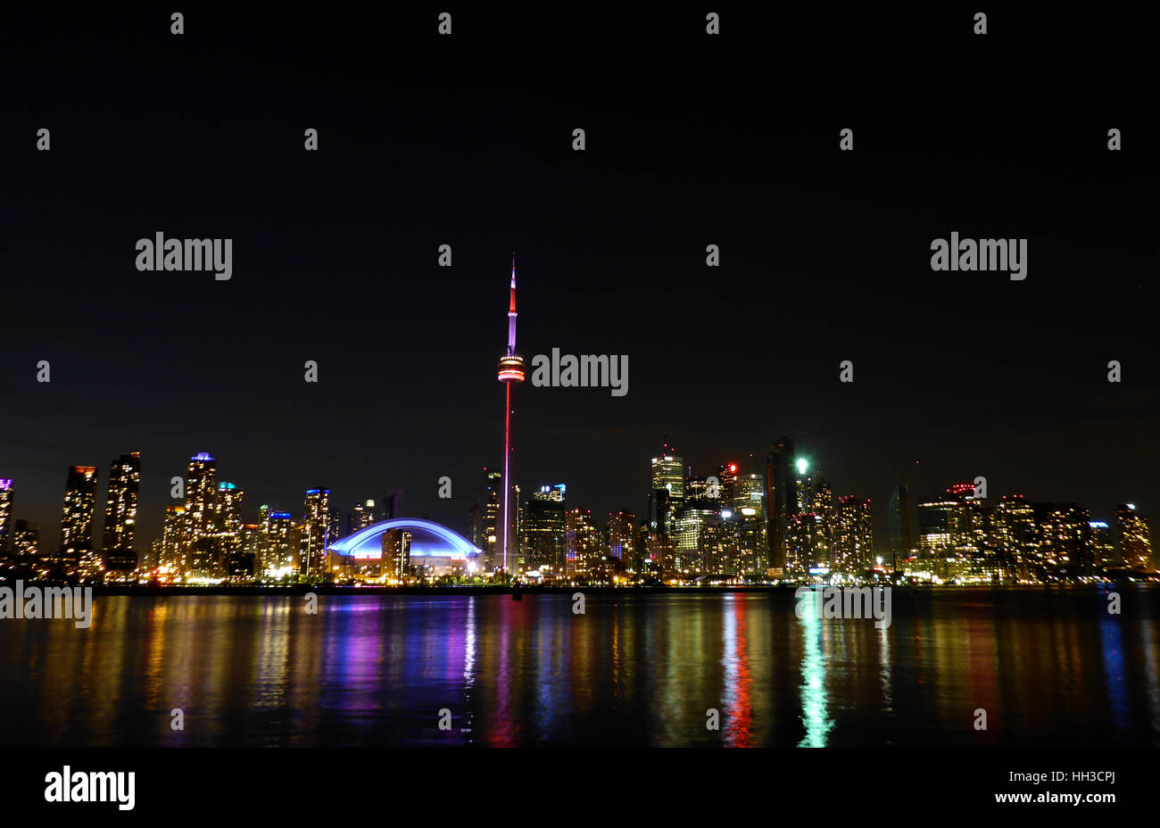 Toronto skyline at night hi-res stock photography and images - Alamy