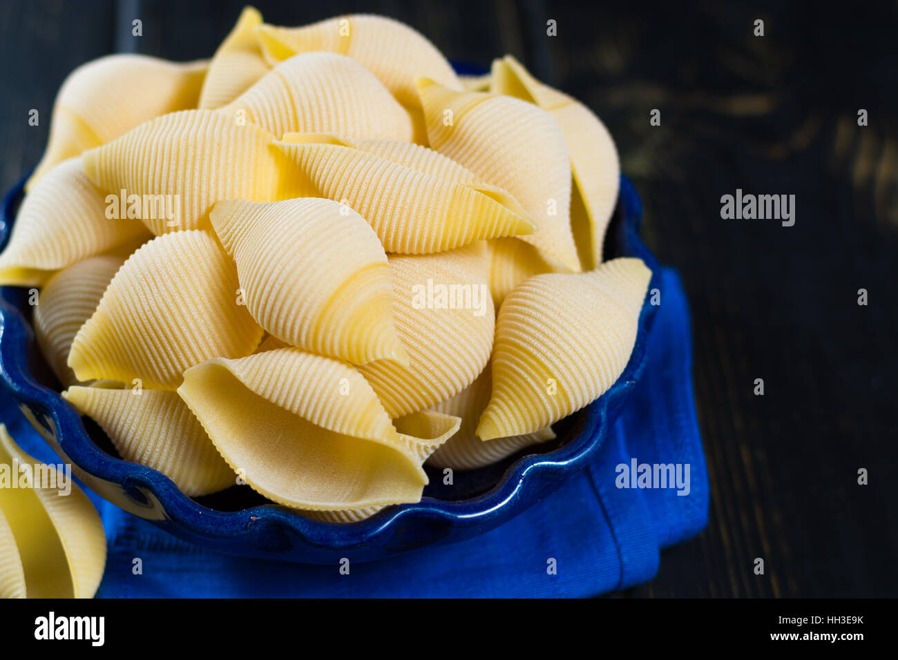 Big Italian pasta shells for stuffing, uncooked Stock Photo - Alamy