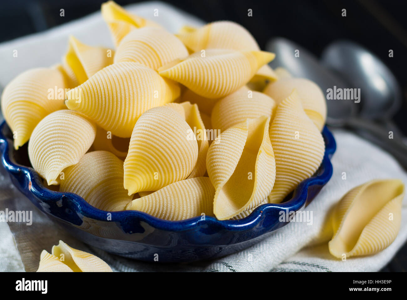 Big Italian pasta shells for stuffing, uncooked Stock Photo - Alamy