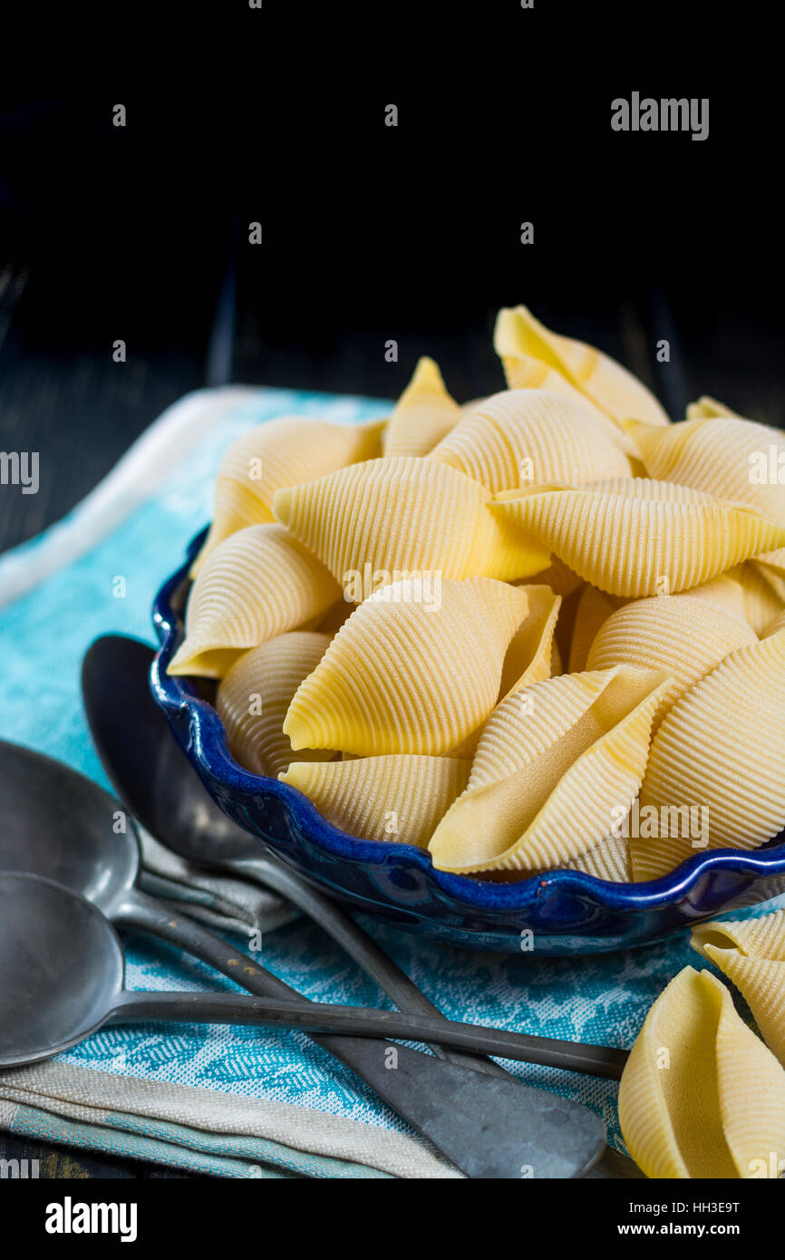 Big Italian pasta shells for stuffing, uncooked Stock Photo - Alamy