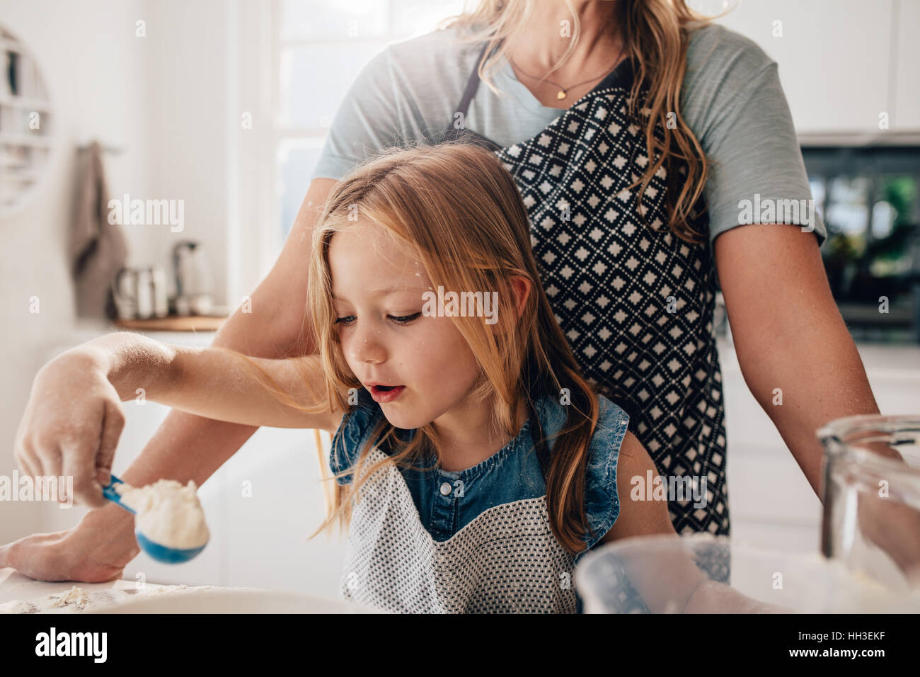 Adding flour to batter hi-res stock photography and images - Alamy
