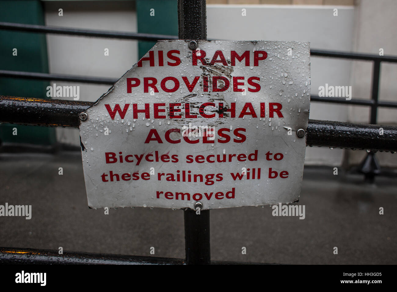 Wheelchair ramp sign hi-res stock photography and images - Alamy