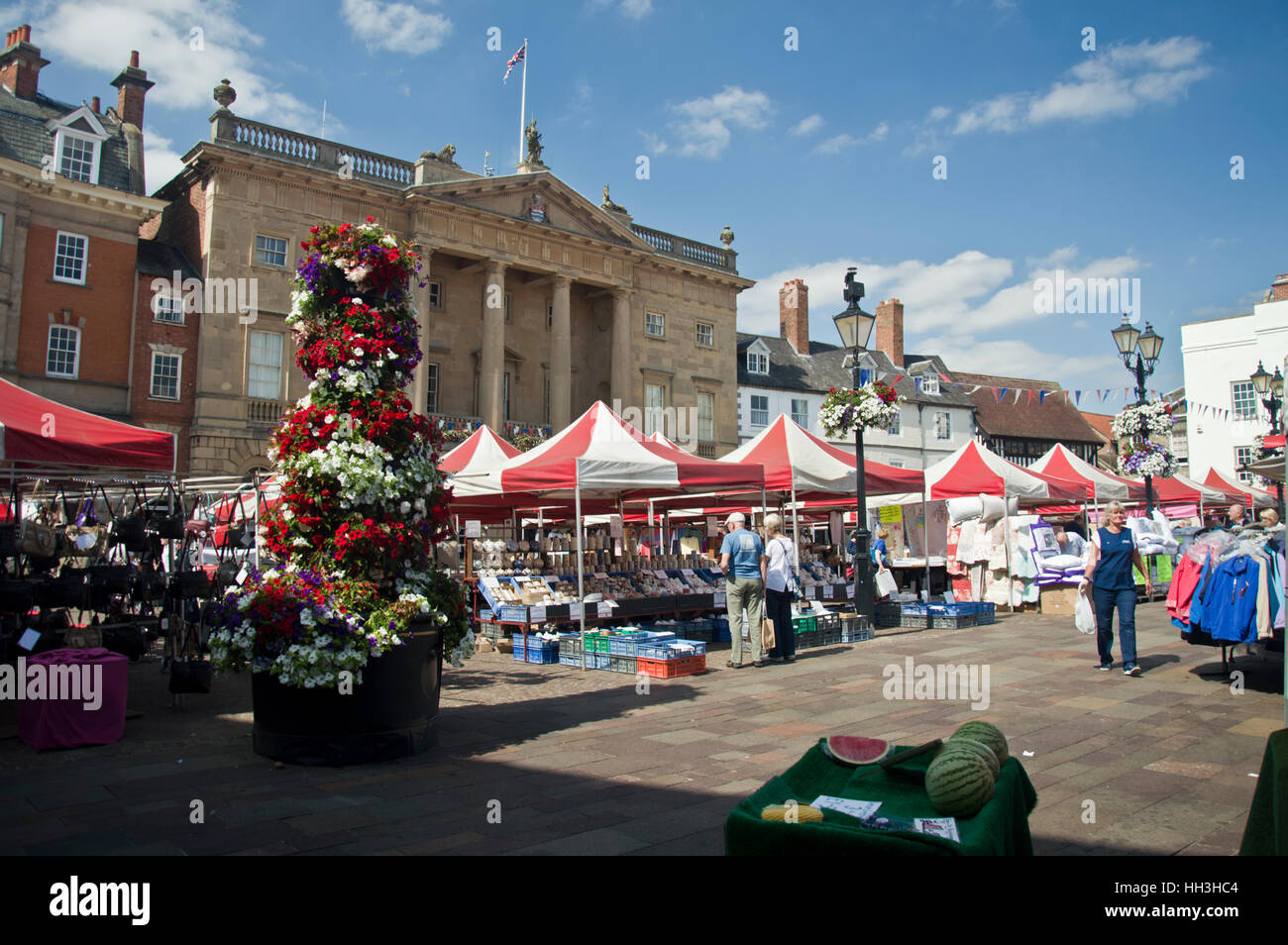 Shoppers in the Market Square and the Buttermarket in Newark on Trent ...