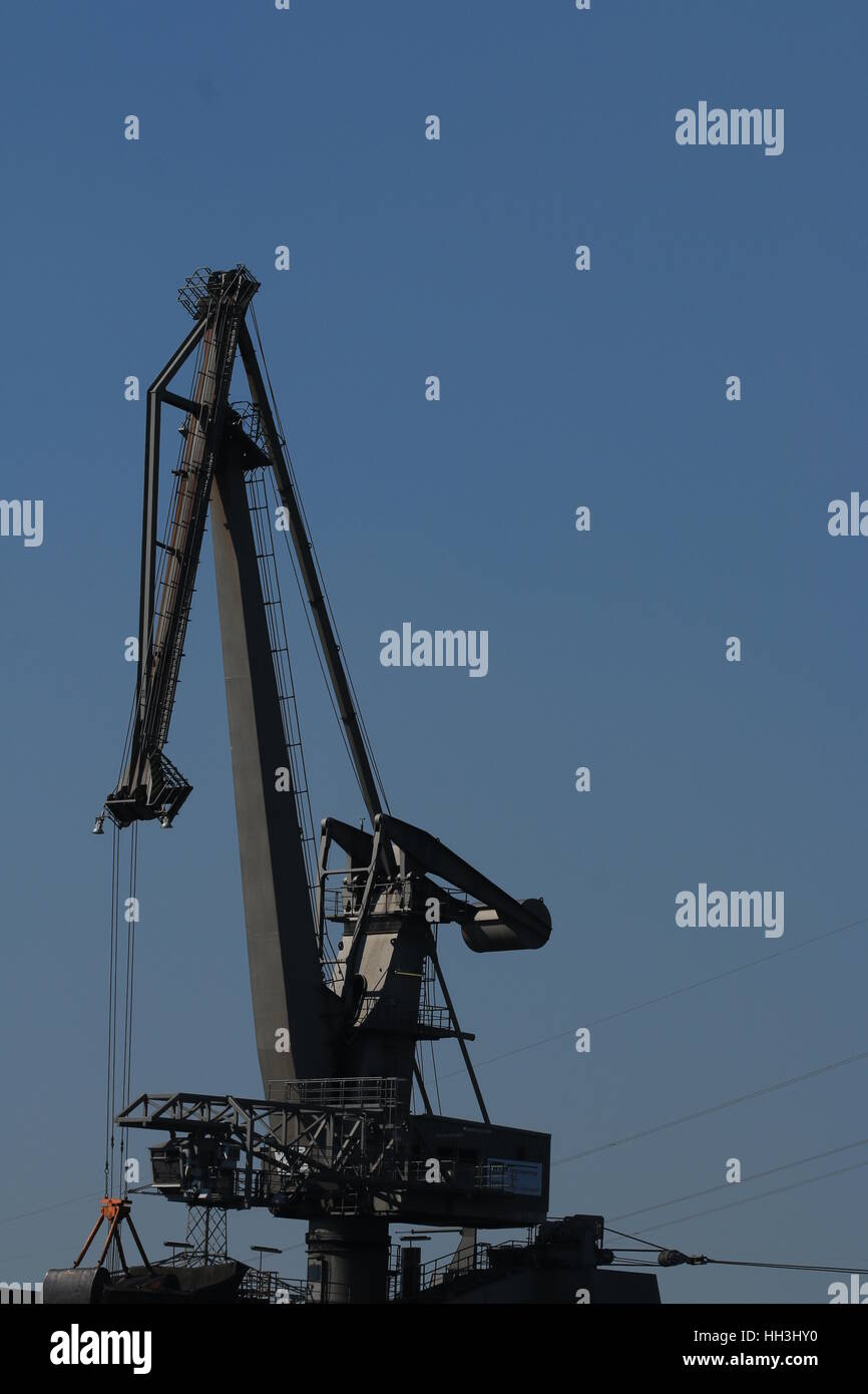 Kran in einem Industriehafen Stock Photo - Alamy
