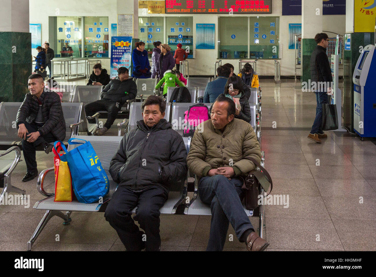Bus station passengers waiting bus hi-res stock photography and images ...