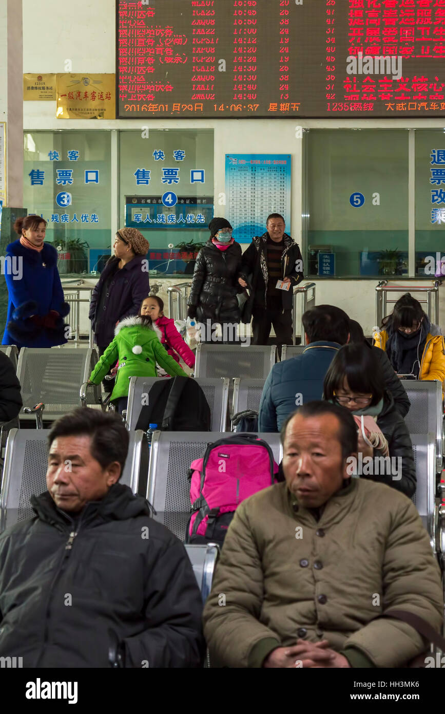 Bus station passengers waiting bus hi-res stock photography and images ...