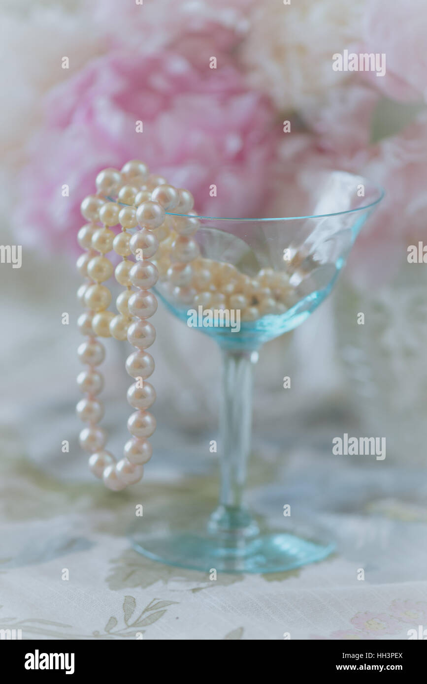 Pearl champagne hi-res stock photography and images - Alamy