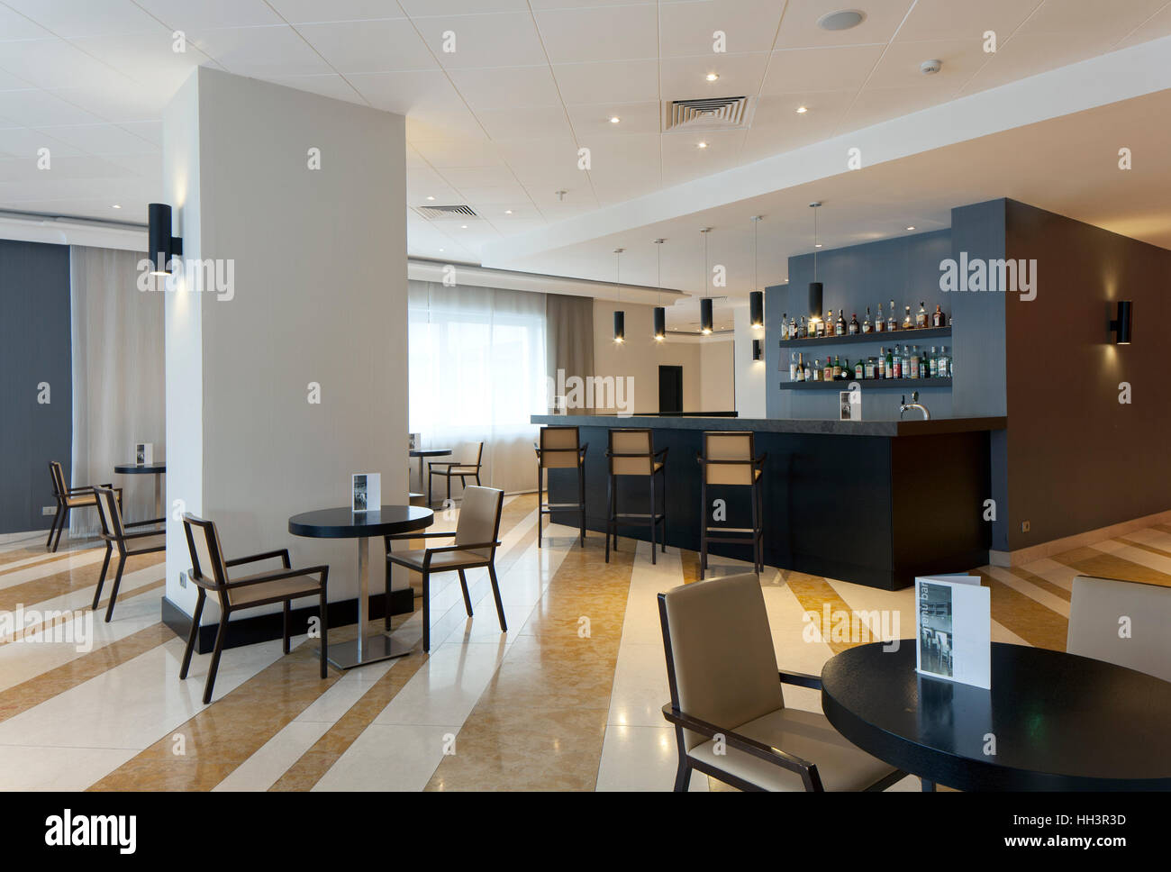 Lounge bar in a contemporary hotel Stock Photo - Alamy