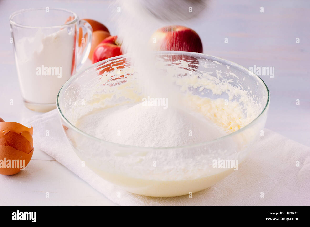 Pouring flour into bowl hi-res stock photography and images - Alamy