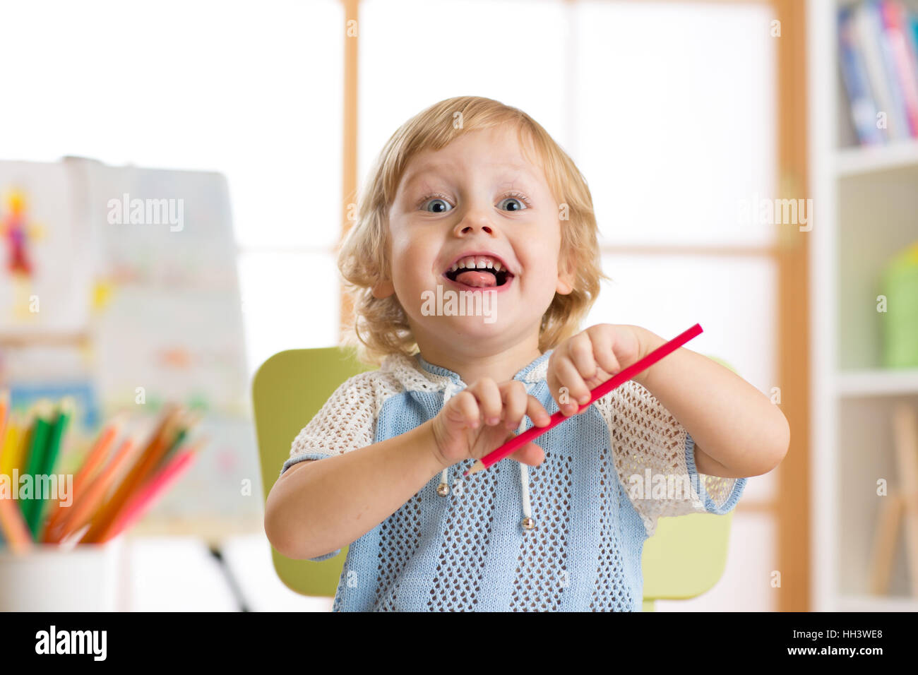 Portrait of a smiling preschool kid boy drawing Stock Photo - Alamy