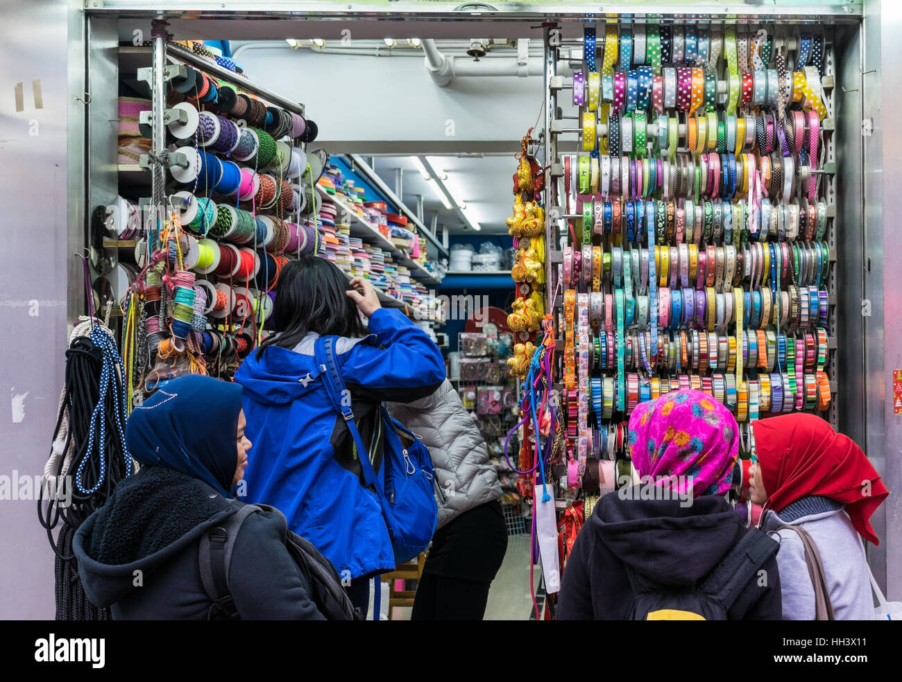 Shopping looking browsing hi-res stock photography and images - Alamy