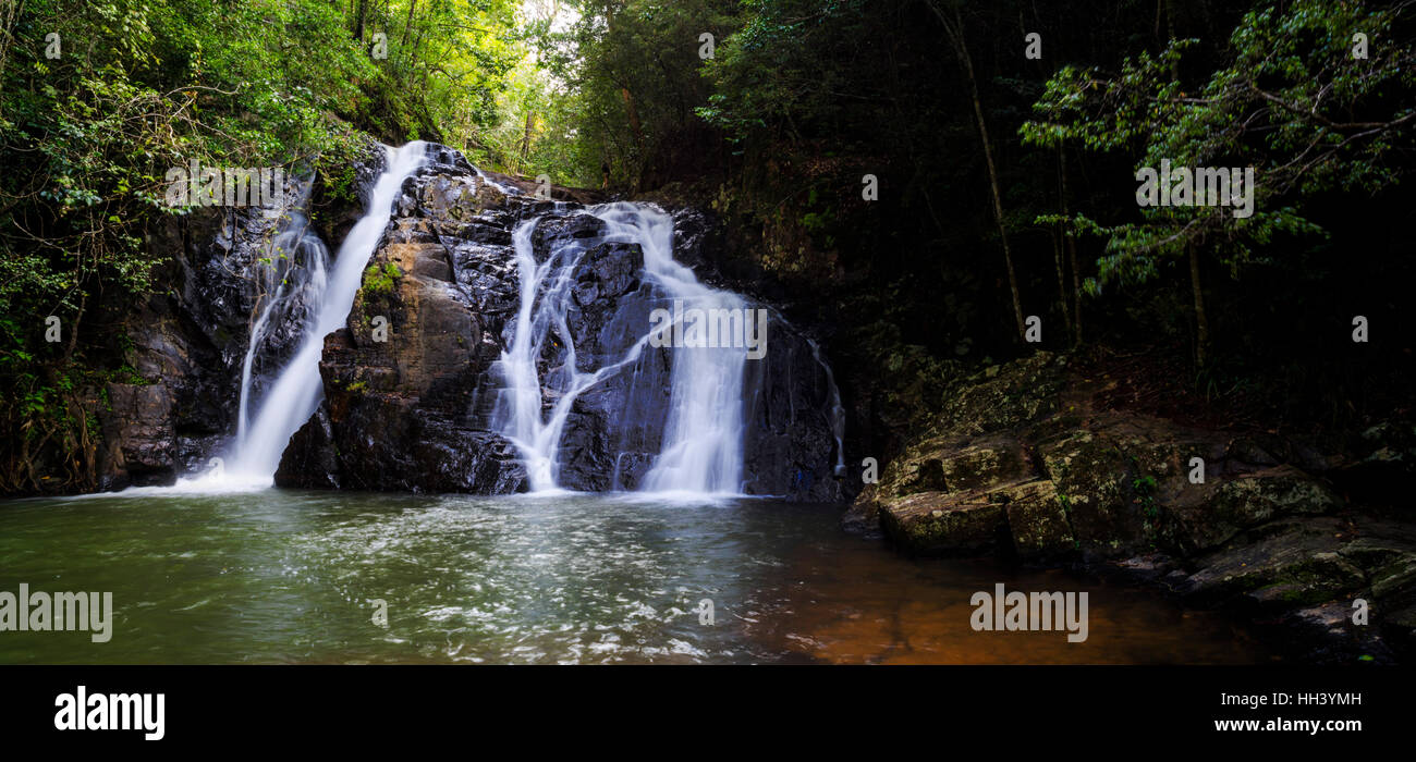 Dinner Falls. Barron River in the Mount Hypipamee National Park ...