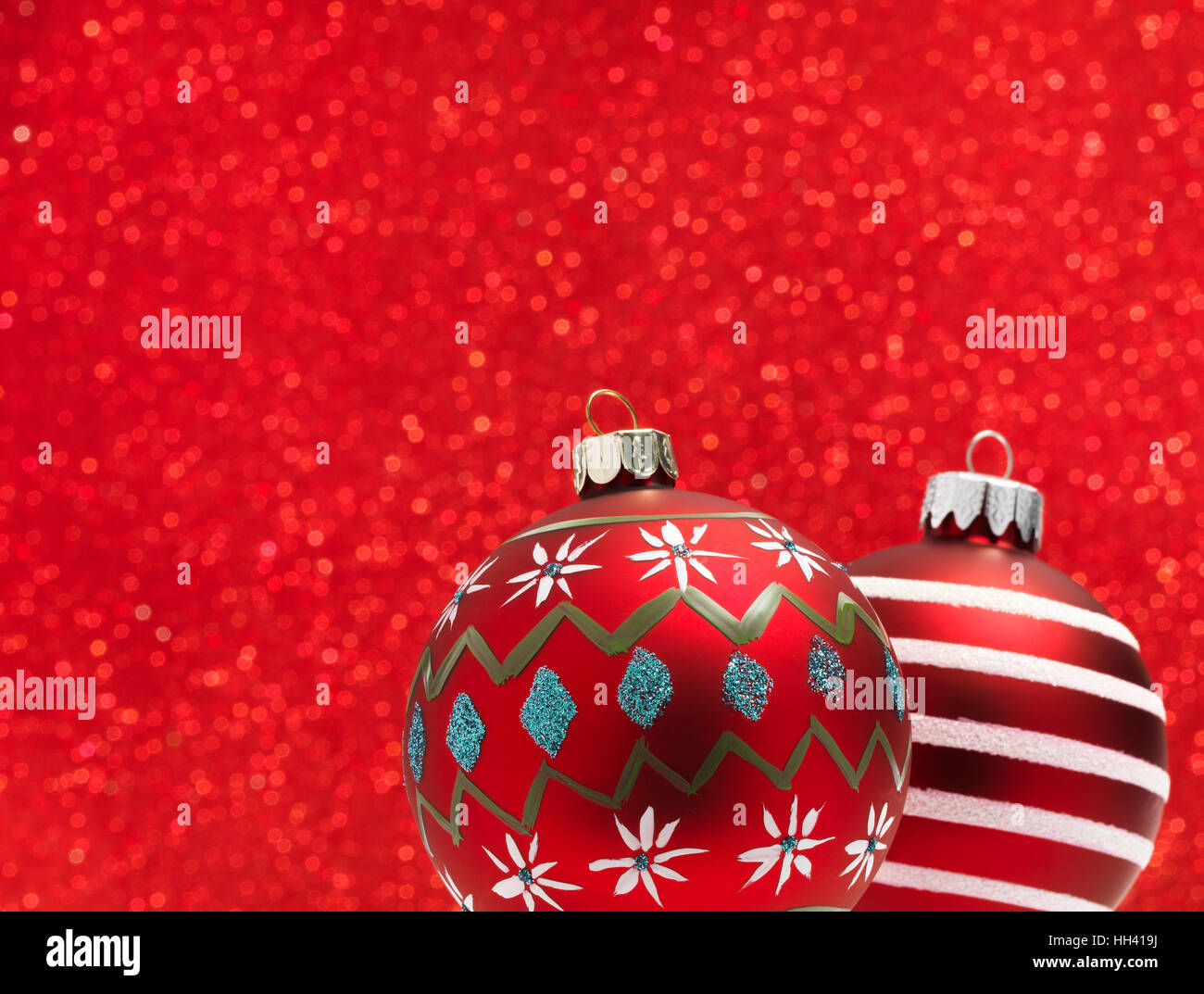 Bauble close up with sparkly red background Stock Photo - Alamy