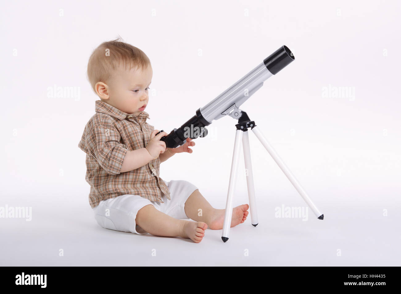 Young boy telescope hi-res stock photography and images - Alamy