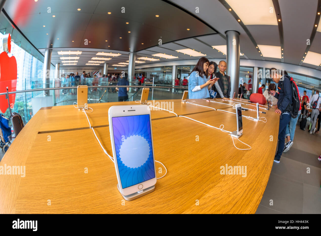 Electronic store iphone ipad hi-res stock photography and images - Alamy