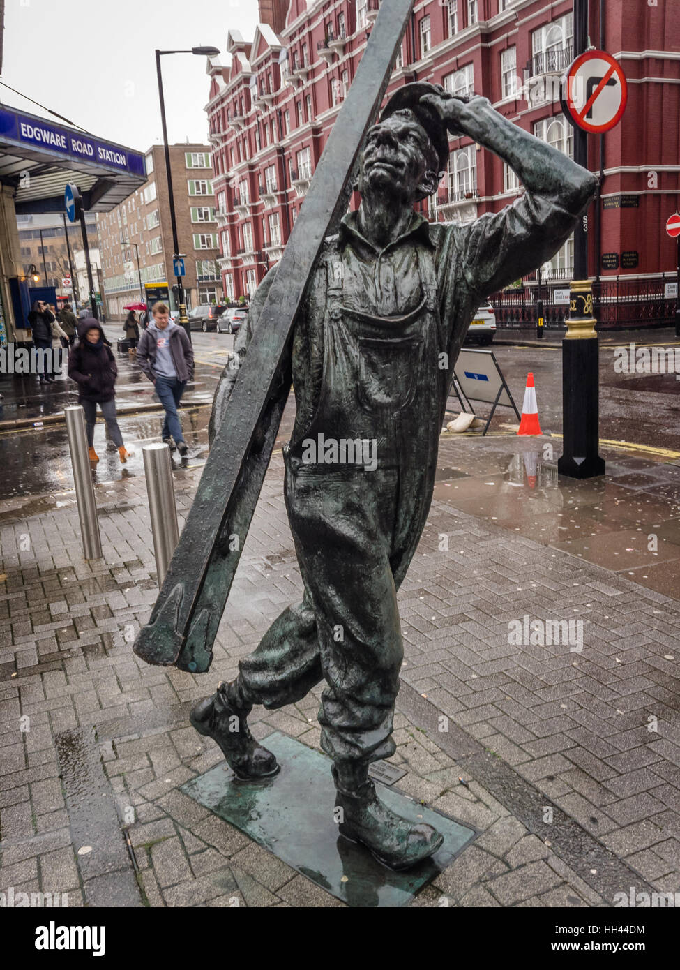 Bronze Statue of Window Cleaner, Edgware Road, London, England Stock ...