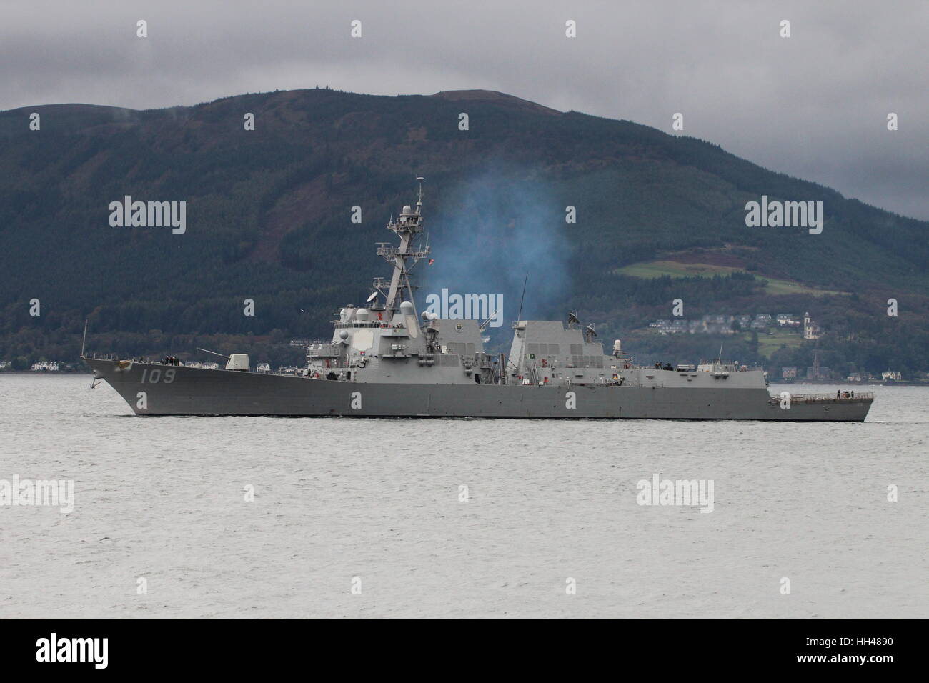 USS Jason Dunham (DDG-109), an Arleigh Burke-class destroyer approaches ...
