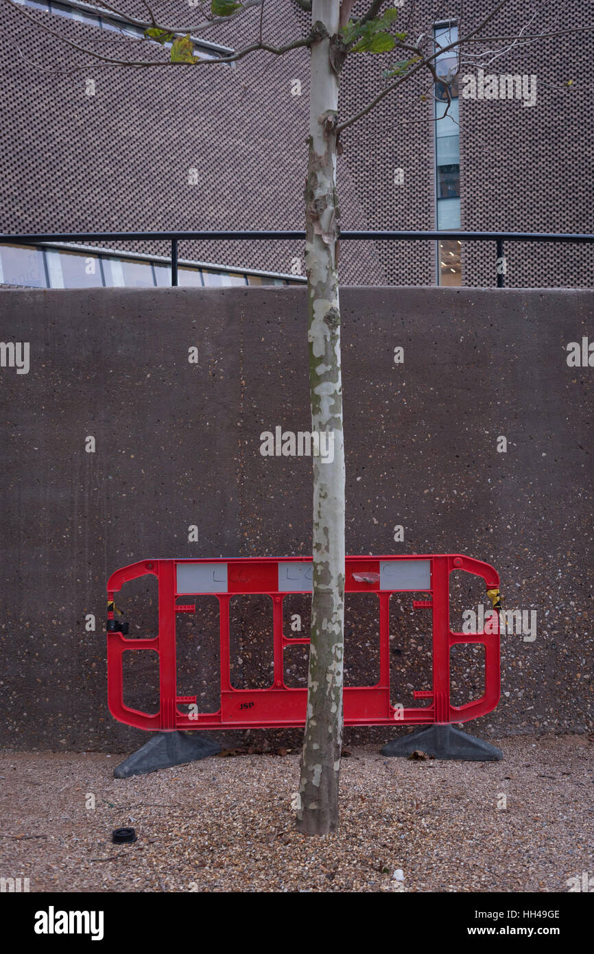 Tate modern exterior 2017 hi-res stock photography and images - Alamy