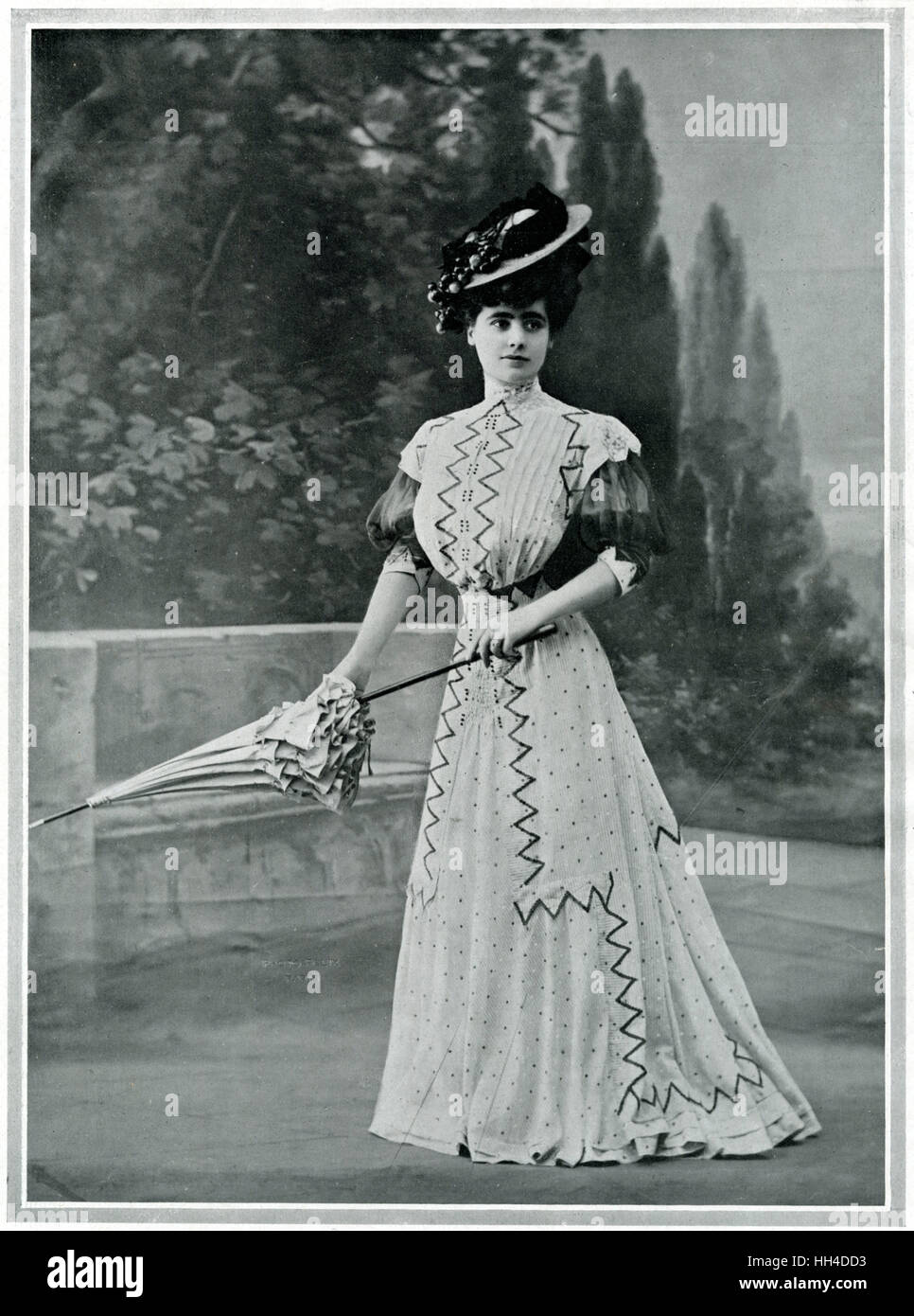 Parisian woman wearing picture hat 1907 Stock Photo - Alamy