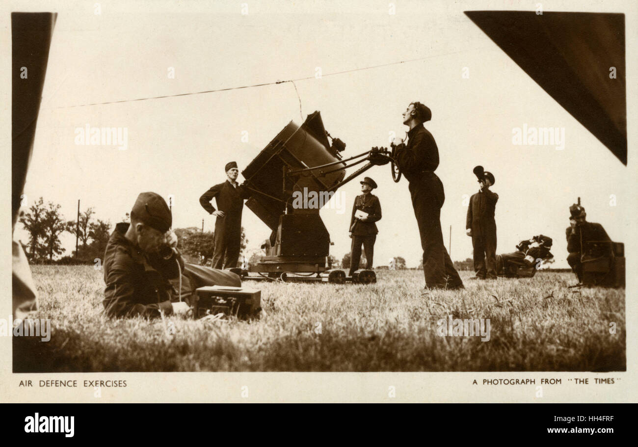 British Air Defence Exercises - Searchlight operators Stock Photo - Alamy