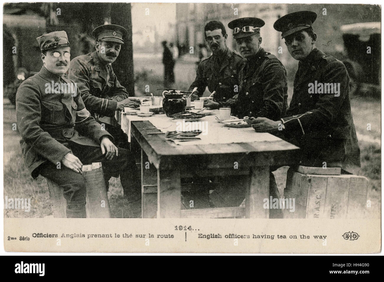 WW1 - English Officers having tea on their way to the front Stock Photo ...