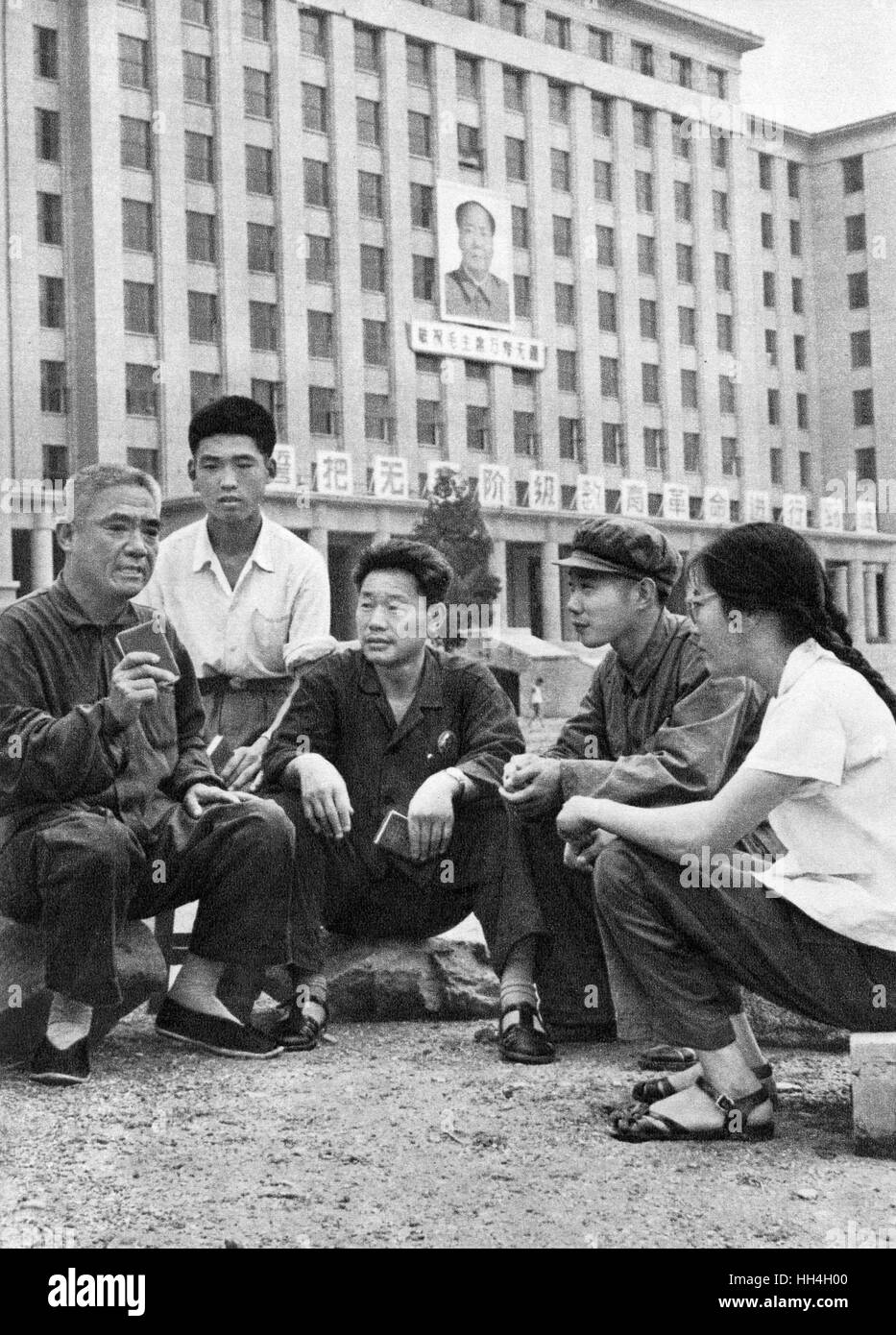 Communist China - informal group discussion Stock Photo - Alamy