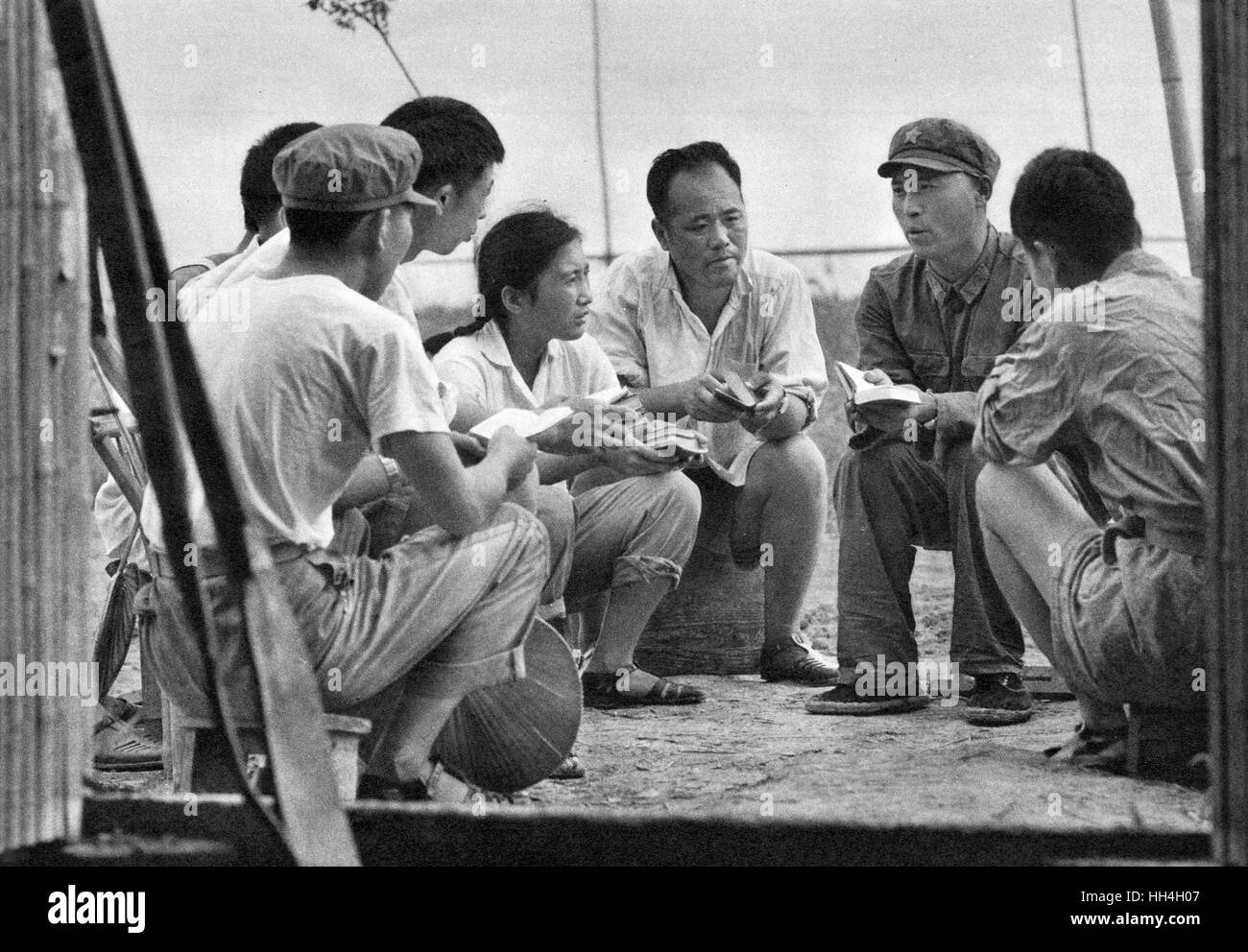 Communist China - informal group discussion Stock Photo - Alamy