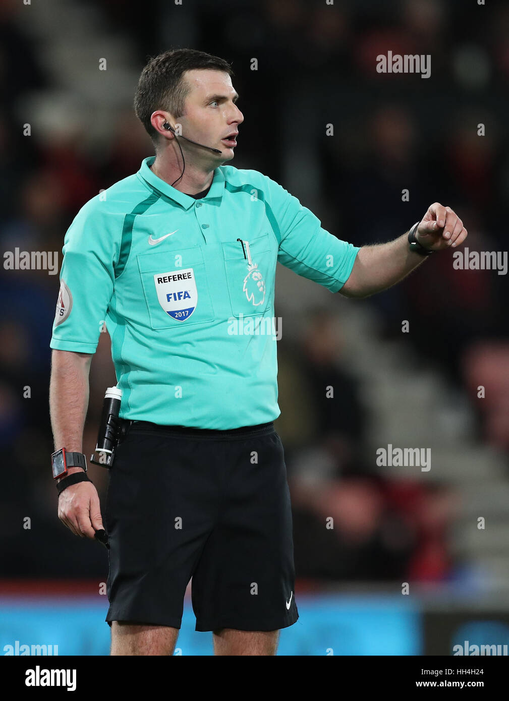 Referee Michael Oliver Stock Photo - Alamy
