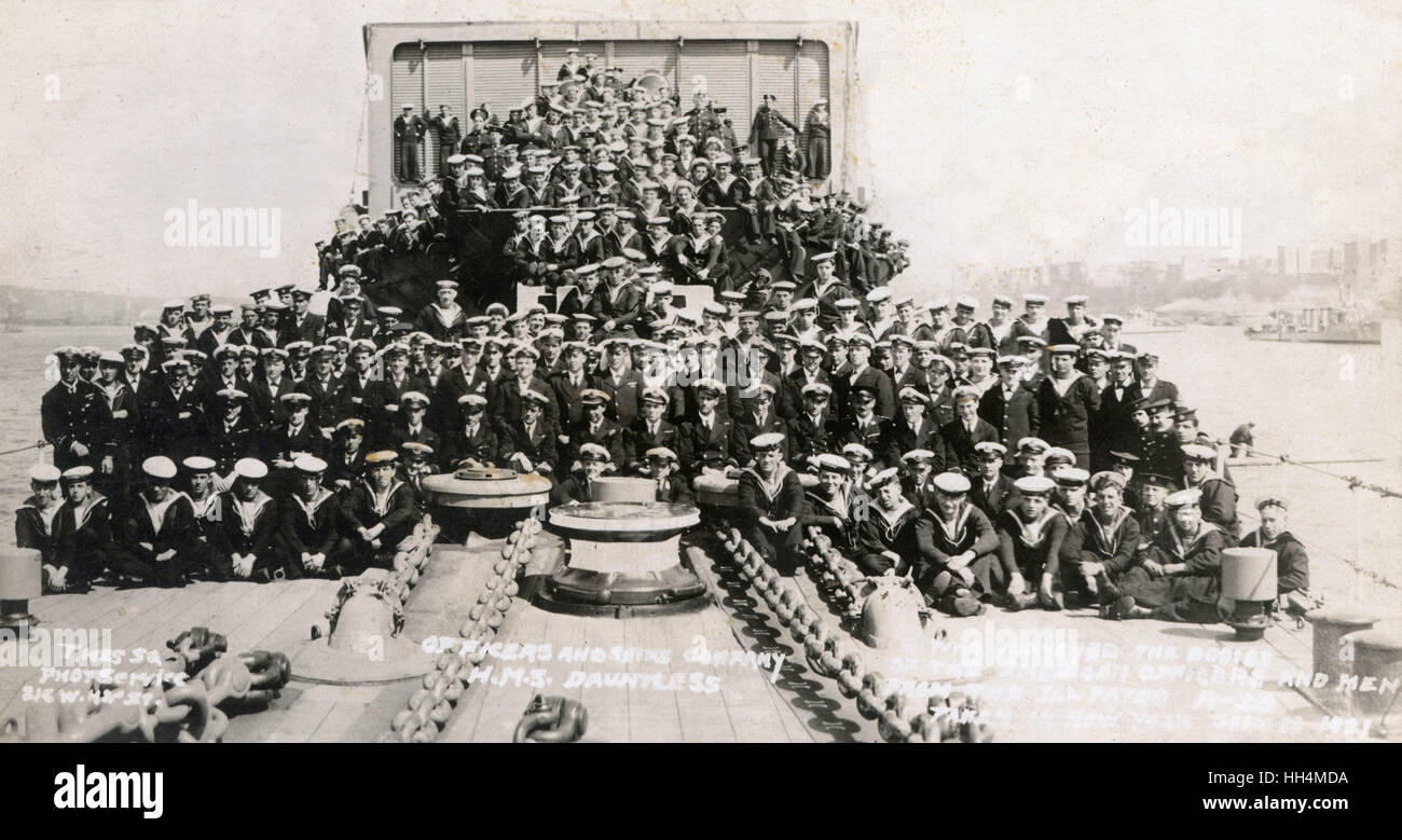 Group photo, HMS Dauntless, officers and crew on deck Stock Photo - Alamy