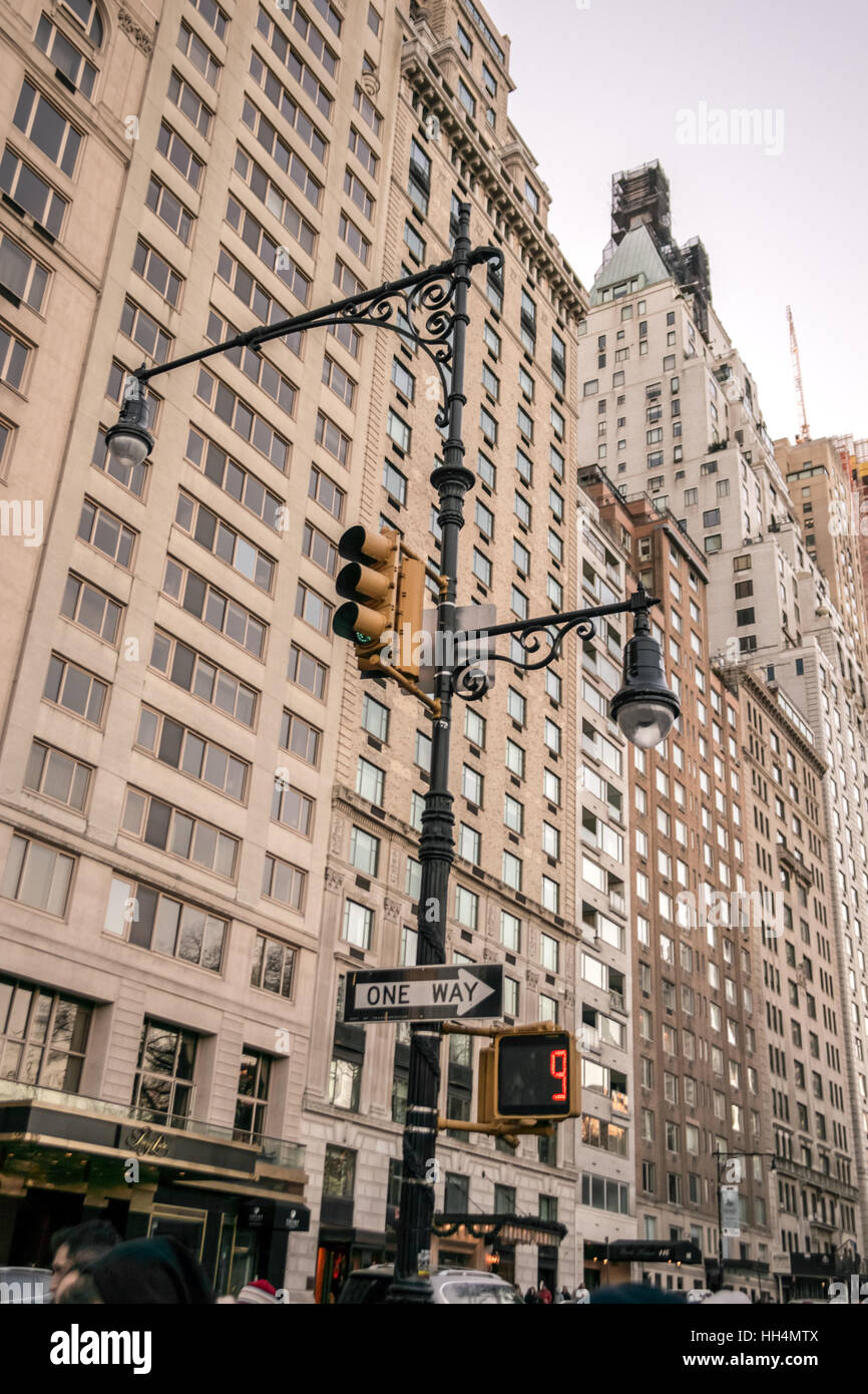 Traffic light with background of a building in Manhattan, New York ...