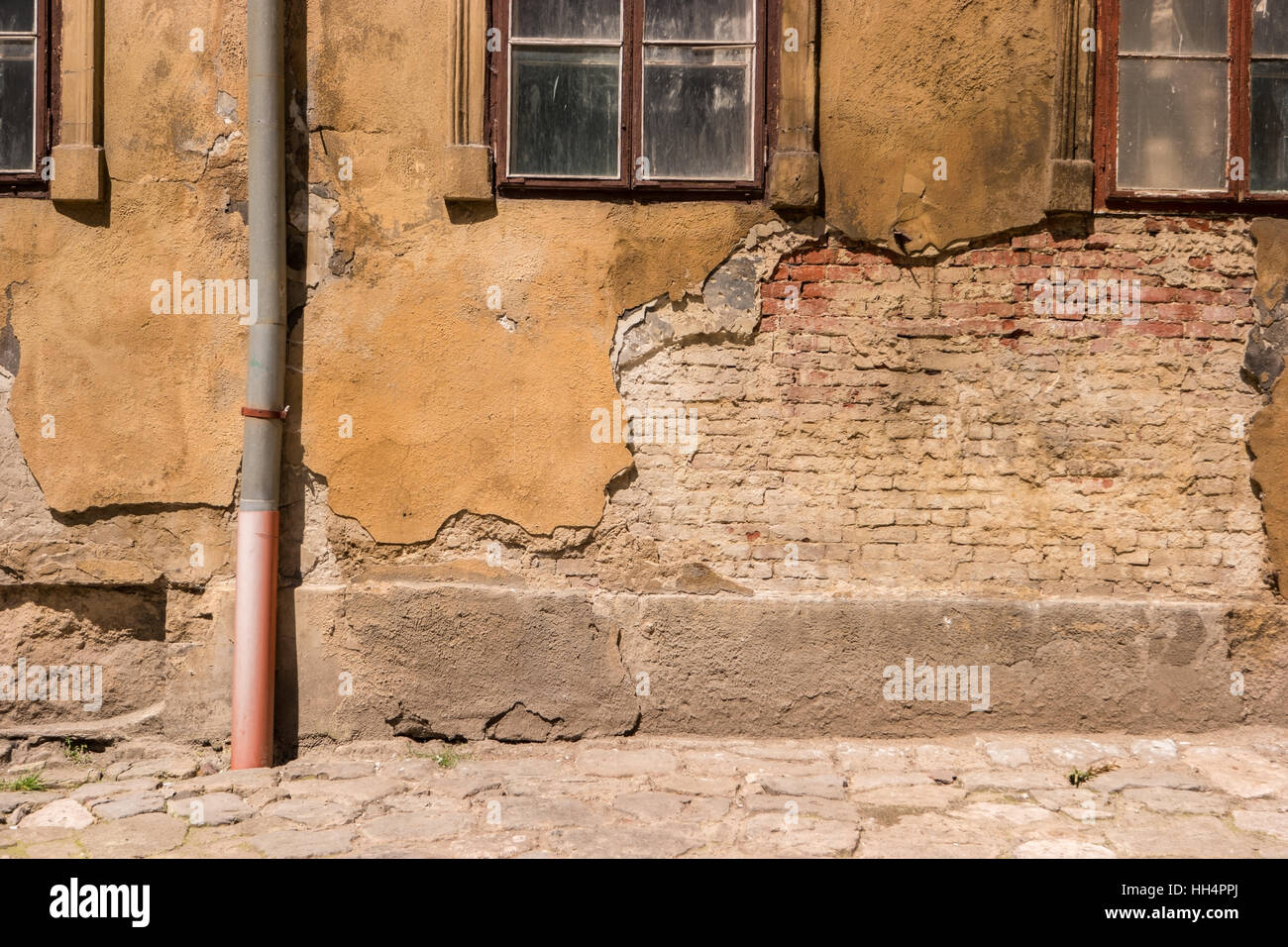 War damaged brick wall hi-res stock photography and images - Alamy