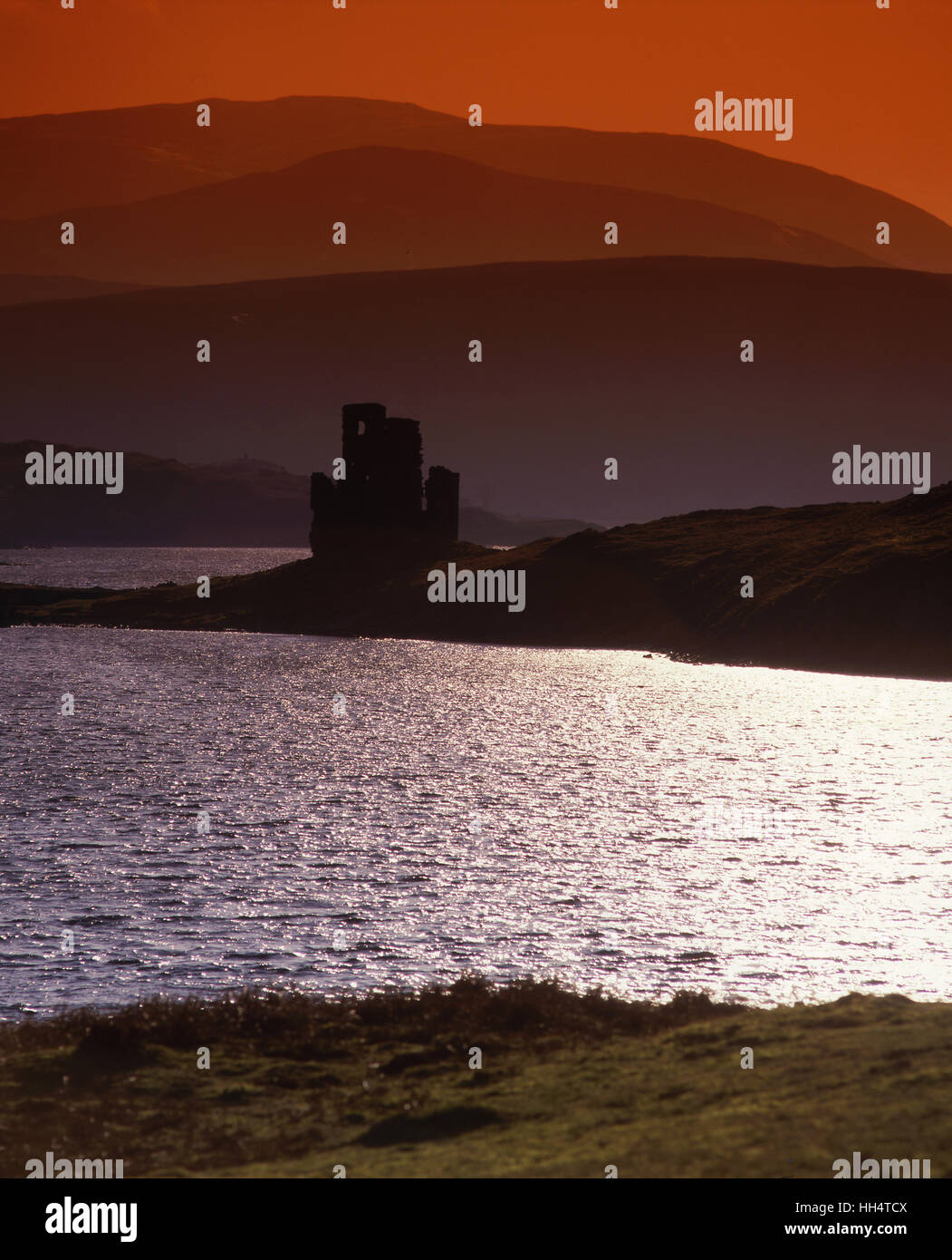 Sunset silhouette of Ardvreck castle, Loch Assynt, Sutherland, NW ...