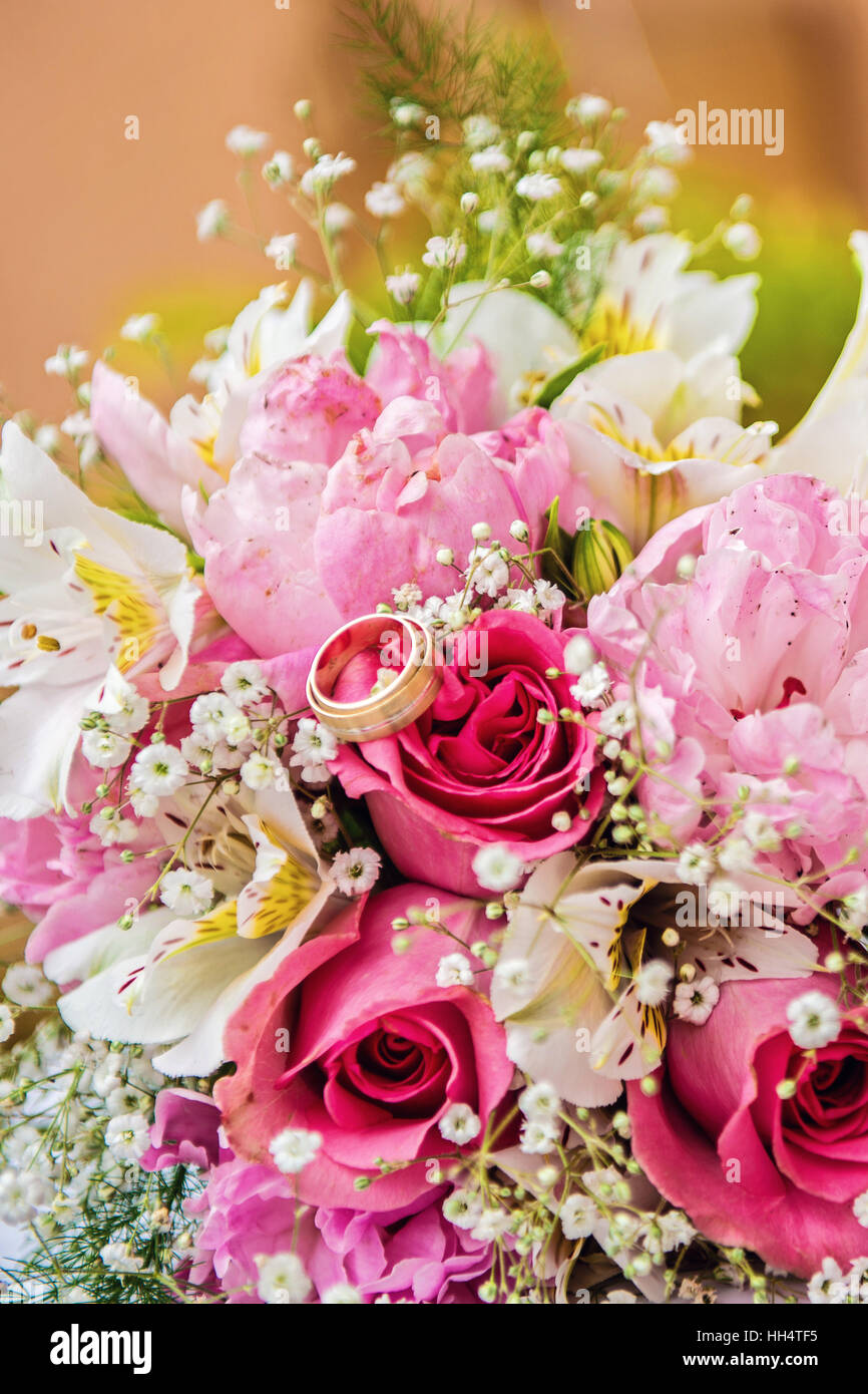 Close up wedding rings at a flower bouquet Stock Photo - Alamy