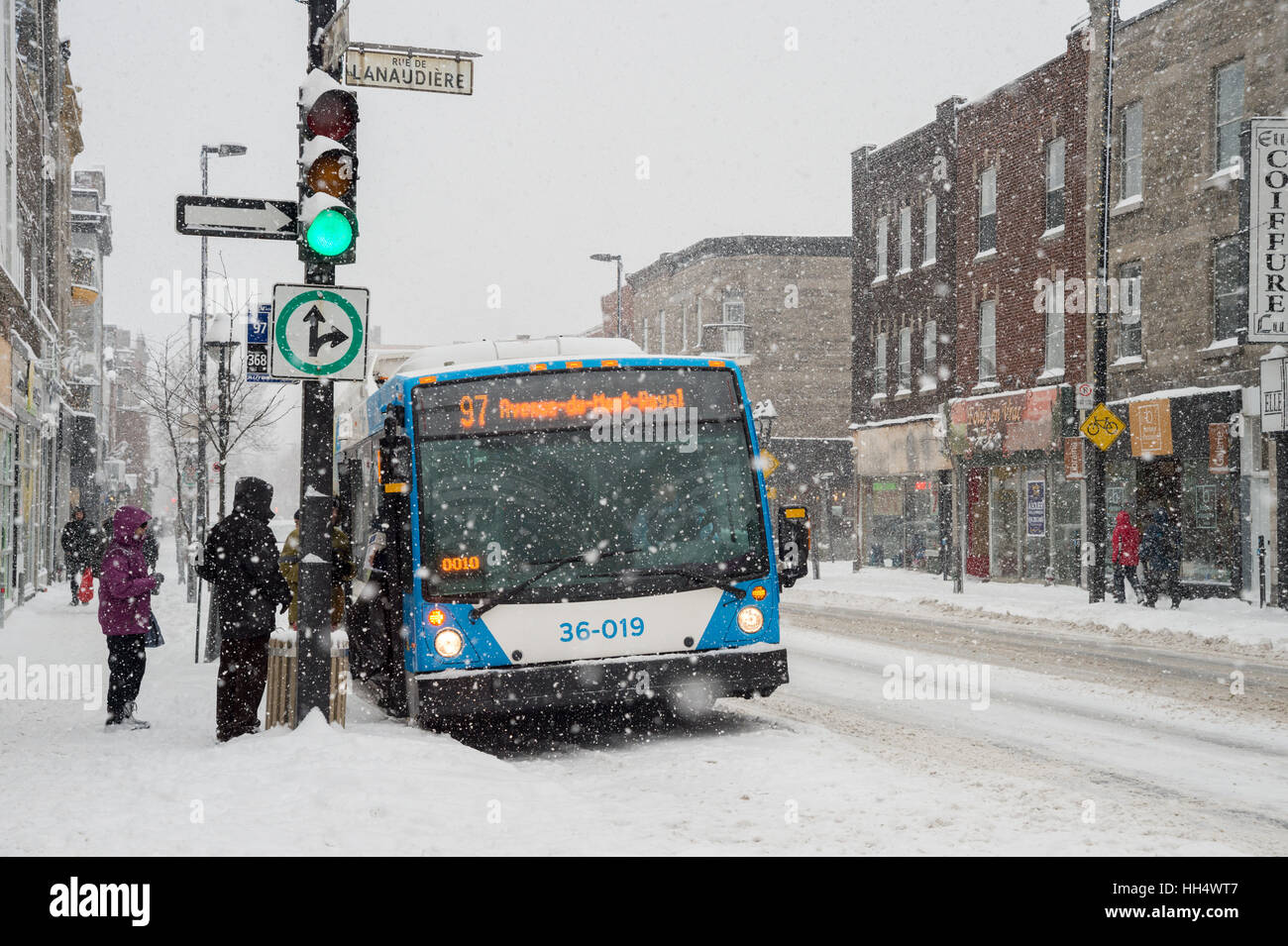 Snow bus hi-res stock photography and images - Alamy