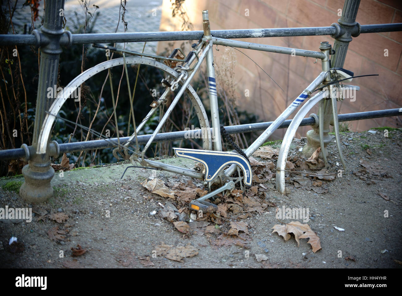 Bicycle scrap hi-res stock photography and images - Alamy