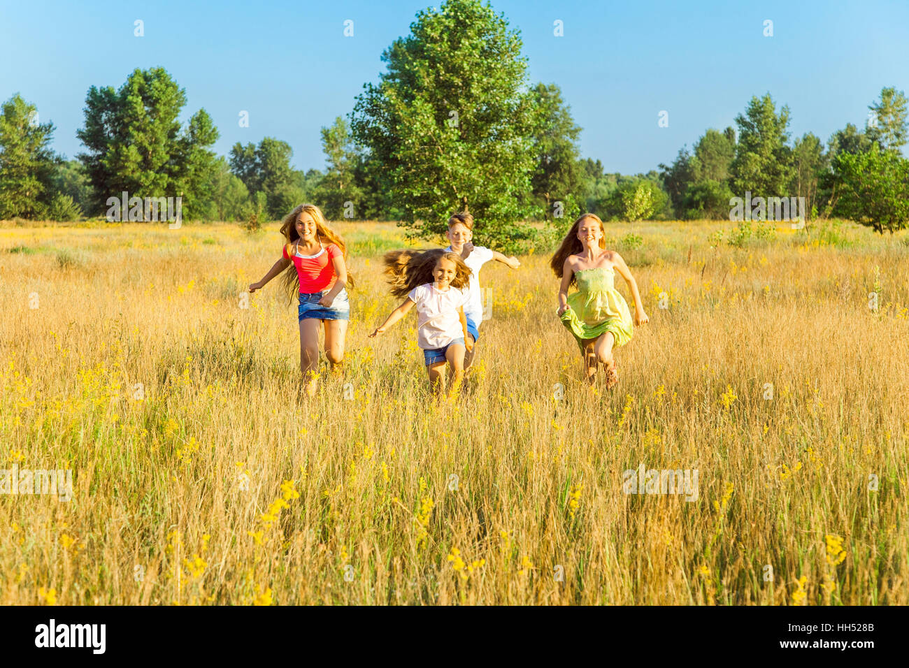 Children run park sun hi-res stock photography and images - Alamy