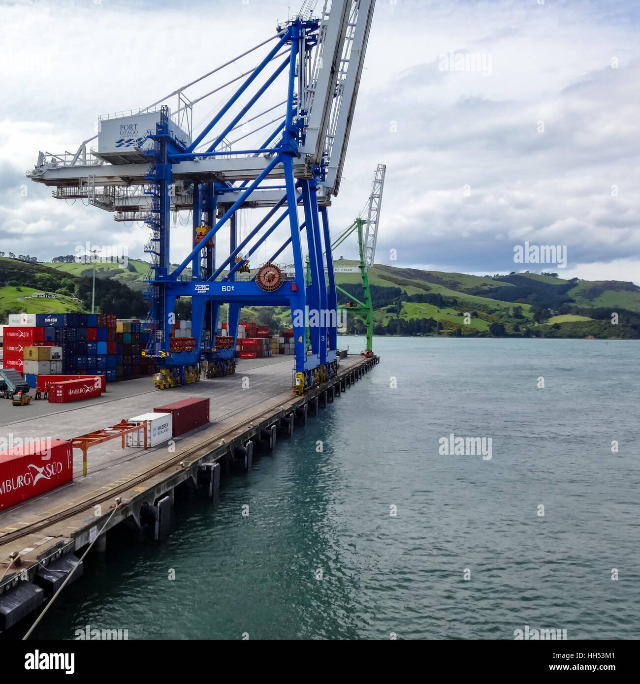 Dock cranes hi-res stock photography and images - Alamy