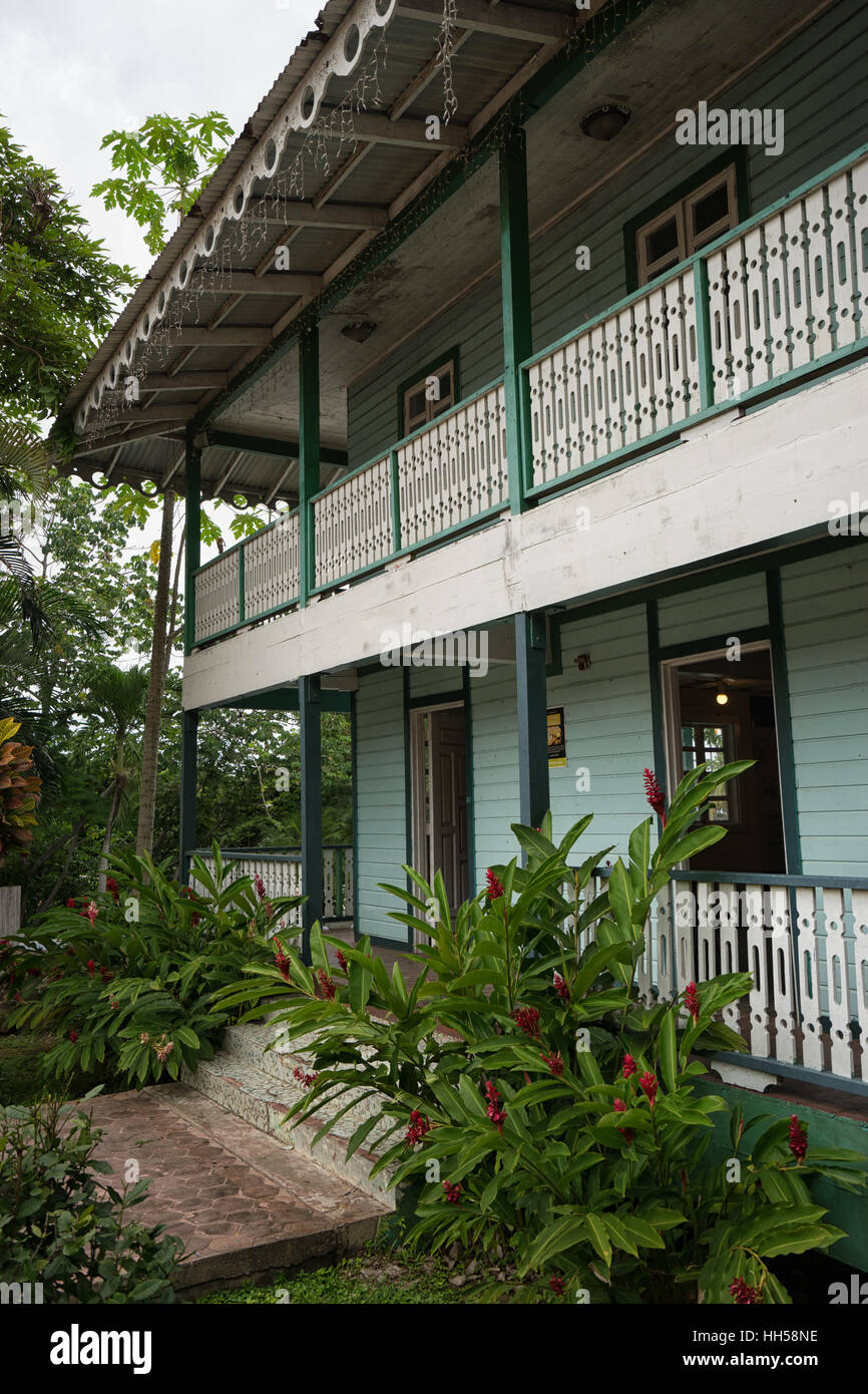 Colonial style house exterior hi-res stock photography and images - Alamy