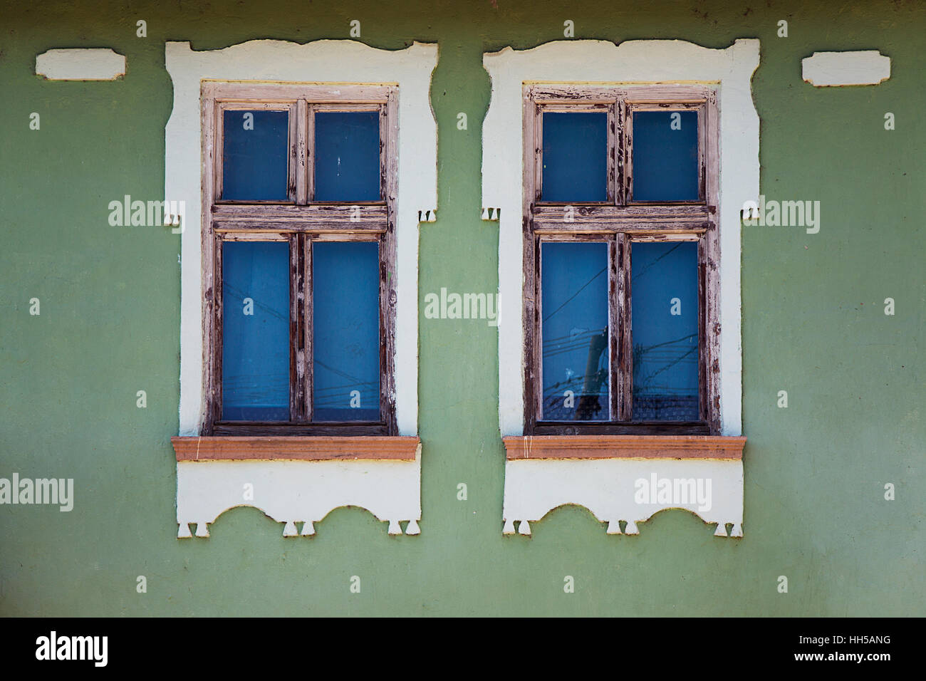 Old windows hi-res stock photography and images - Alamy