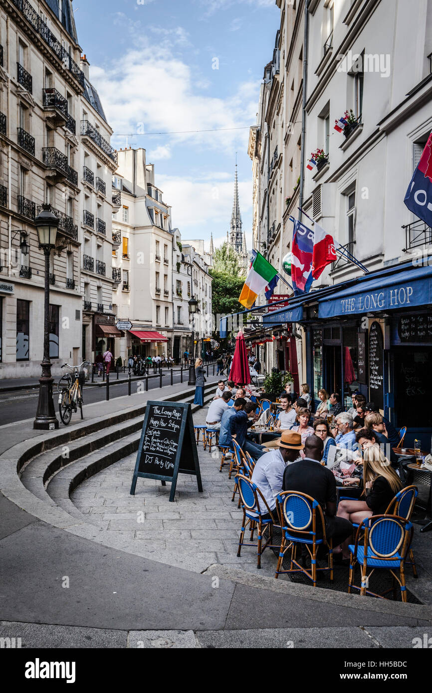 Paris street scene hi-res stock photography and images - Alamy