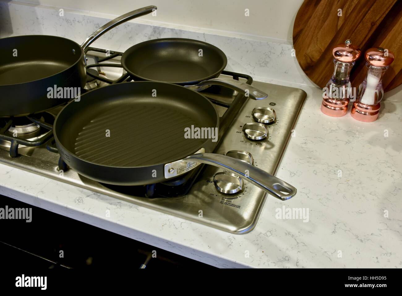 Pots and pans in a modern kitchen Stock Photo - Alamy