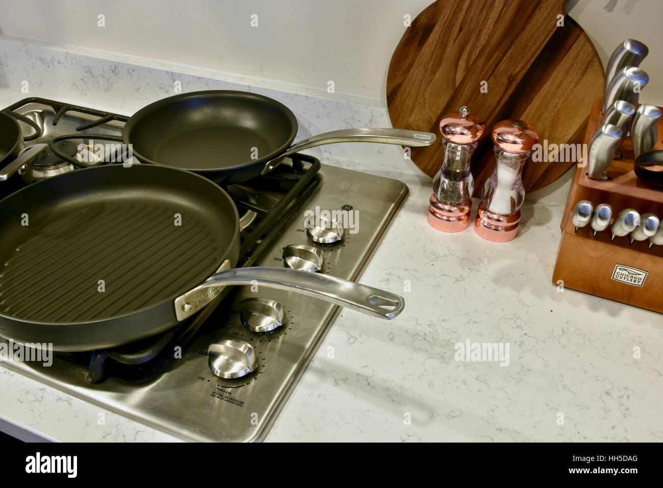 Pots and pans in a modern kitchen Stock Photo - Alamy