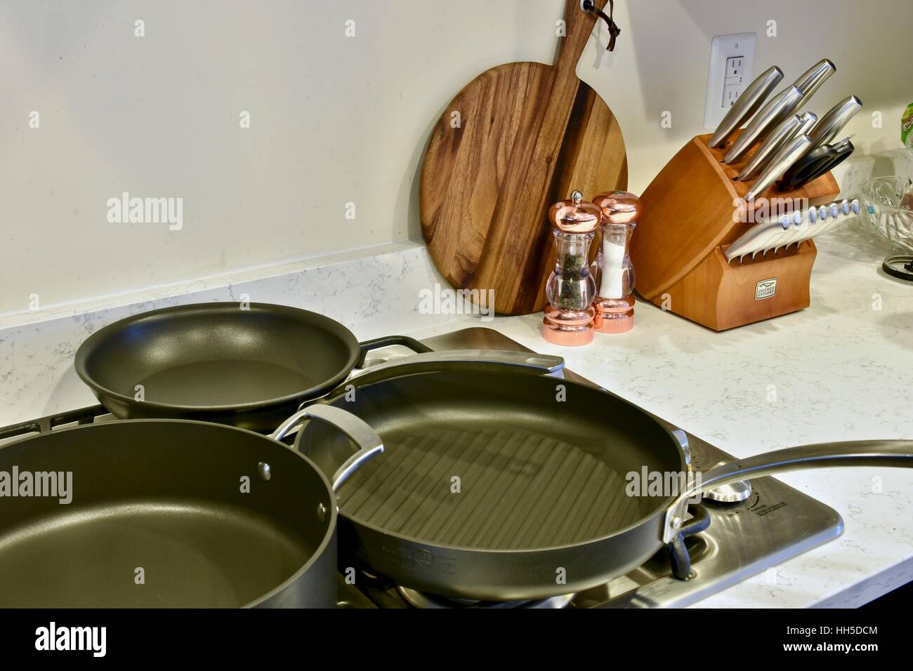 Pots and pans in a modern kitchen Stock Photo - Alamy