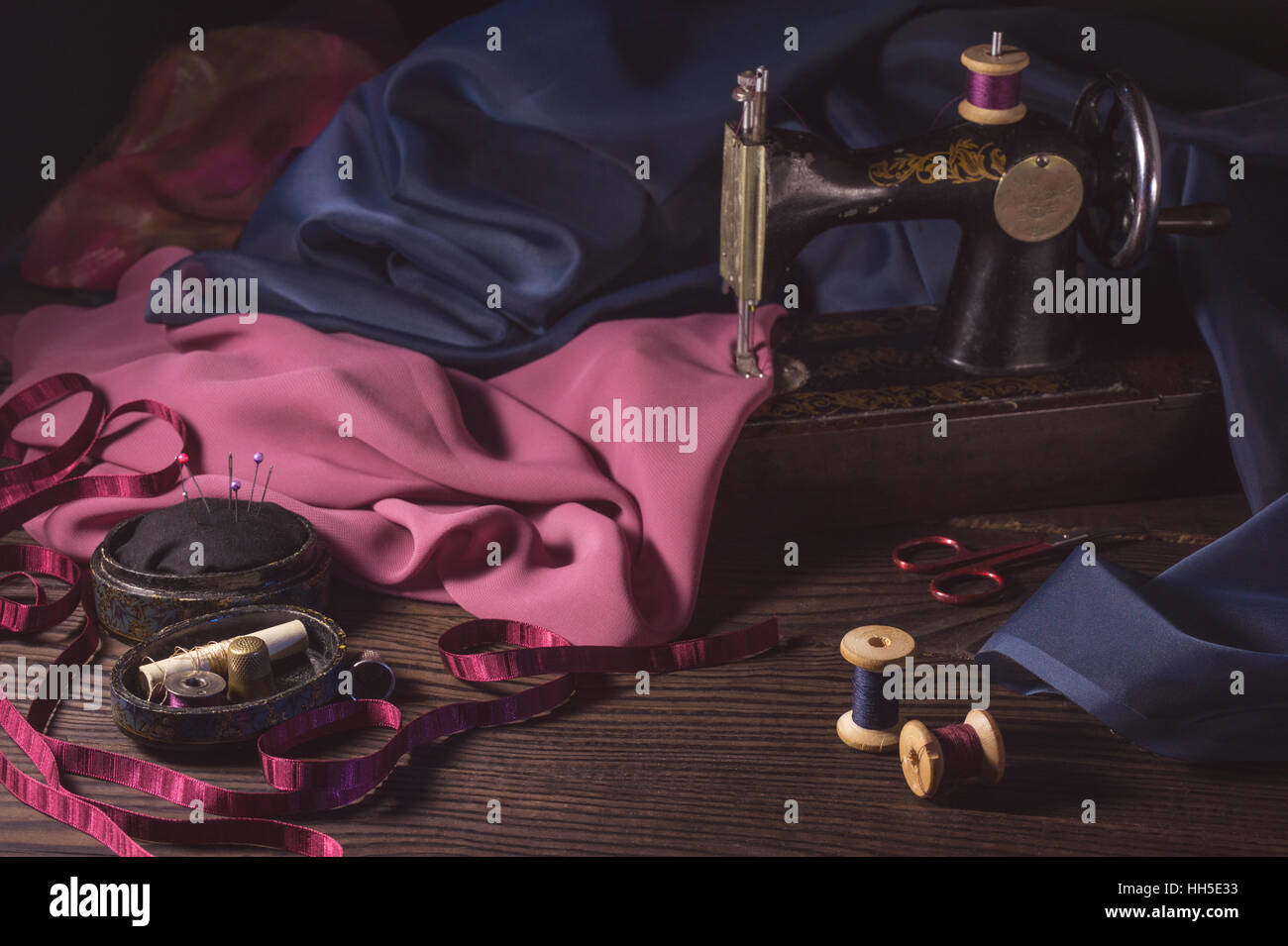 Still life old sewing machine hi-res stock photography and images - Alamy