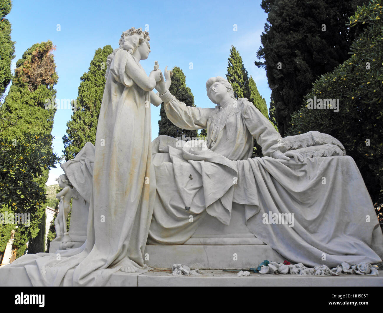 Sculpture in cemetery hi-res stock photography and images - Alamy