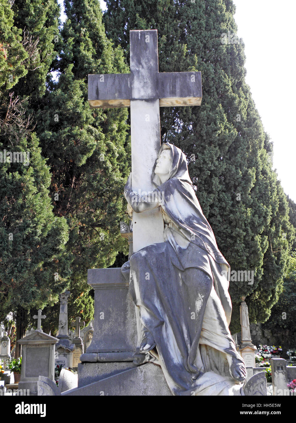 Sculpture in cemetery hi-res stock photography and images - Alamy