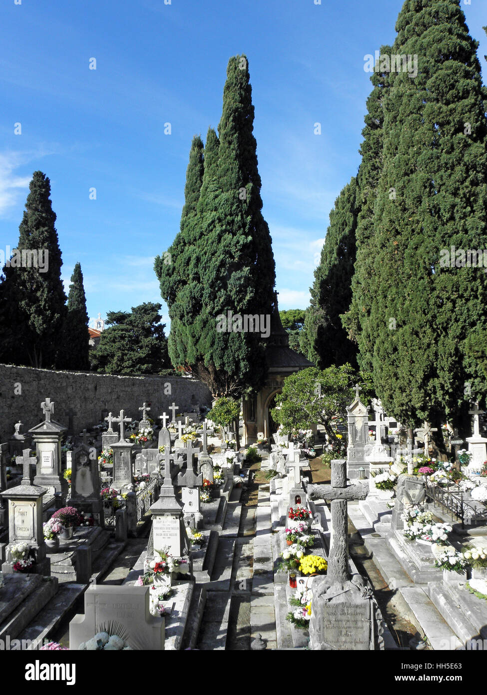Sculpture in cemetery hi-res stock photography and images - Alamy