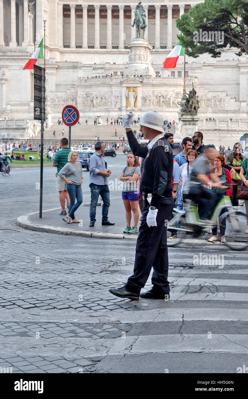 Elegant Roman cop pointsman on a busy intersection, Rome, Italy, Europe ...