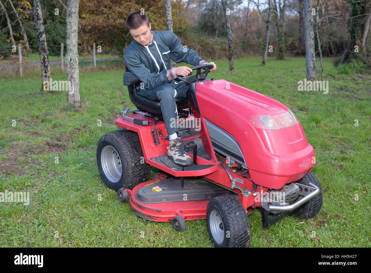 Man driving lawn mower hi-res stock photography and images - Alamy